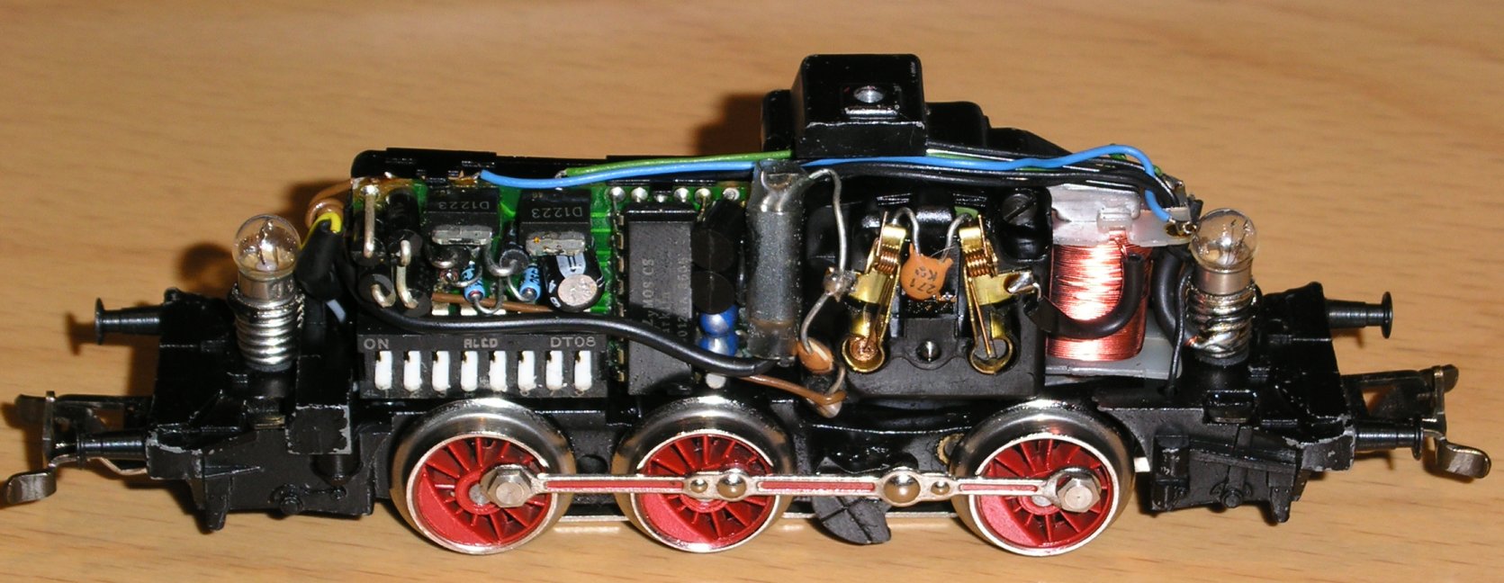 Spur H0 » Märklin 3665 (BR 260) und Bedienung der Telex-Kupplung